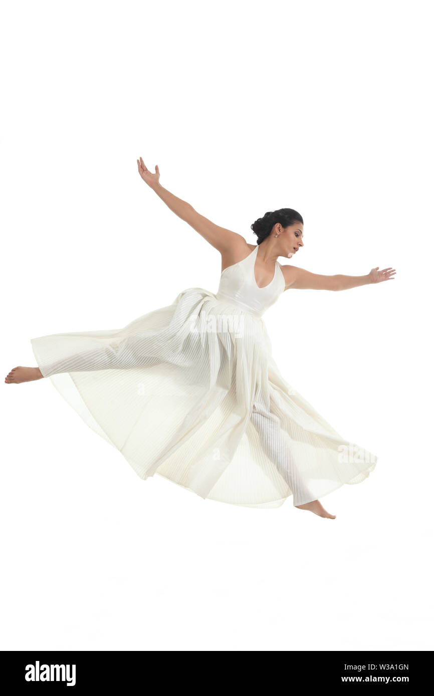 Woman performing contemporary dance Stock Photo - Alamy