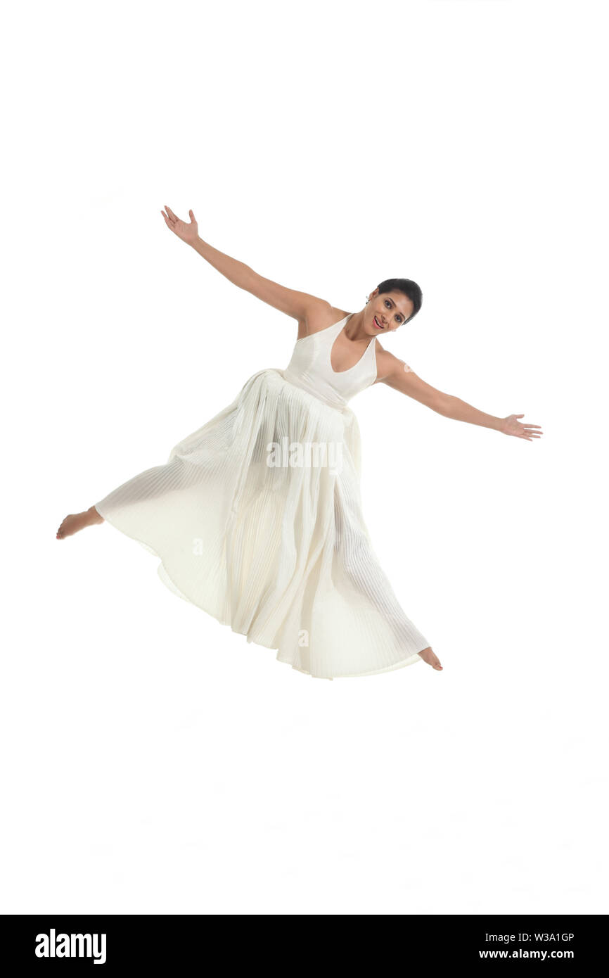 Woman performing contemporary dance Stock Photo - Alamy