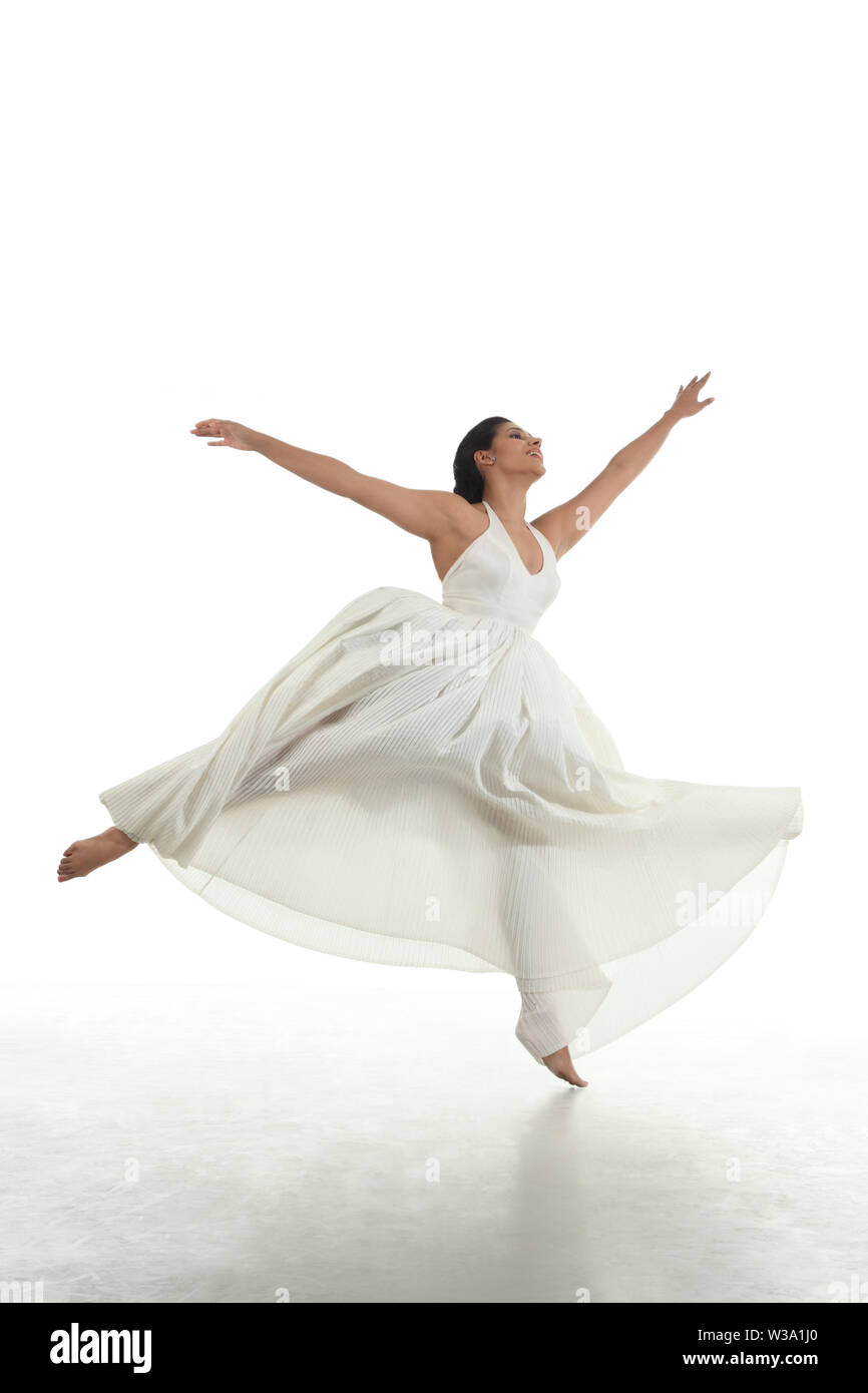 Woman performing contemporary dance Stock Photo - Alamy