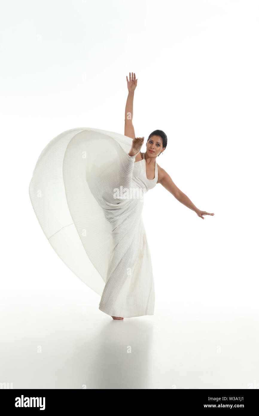 Woman performing contemporary dance Stock Photo - Alamy