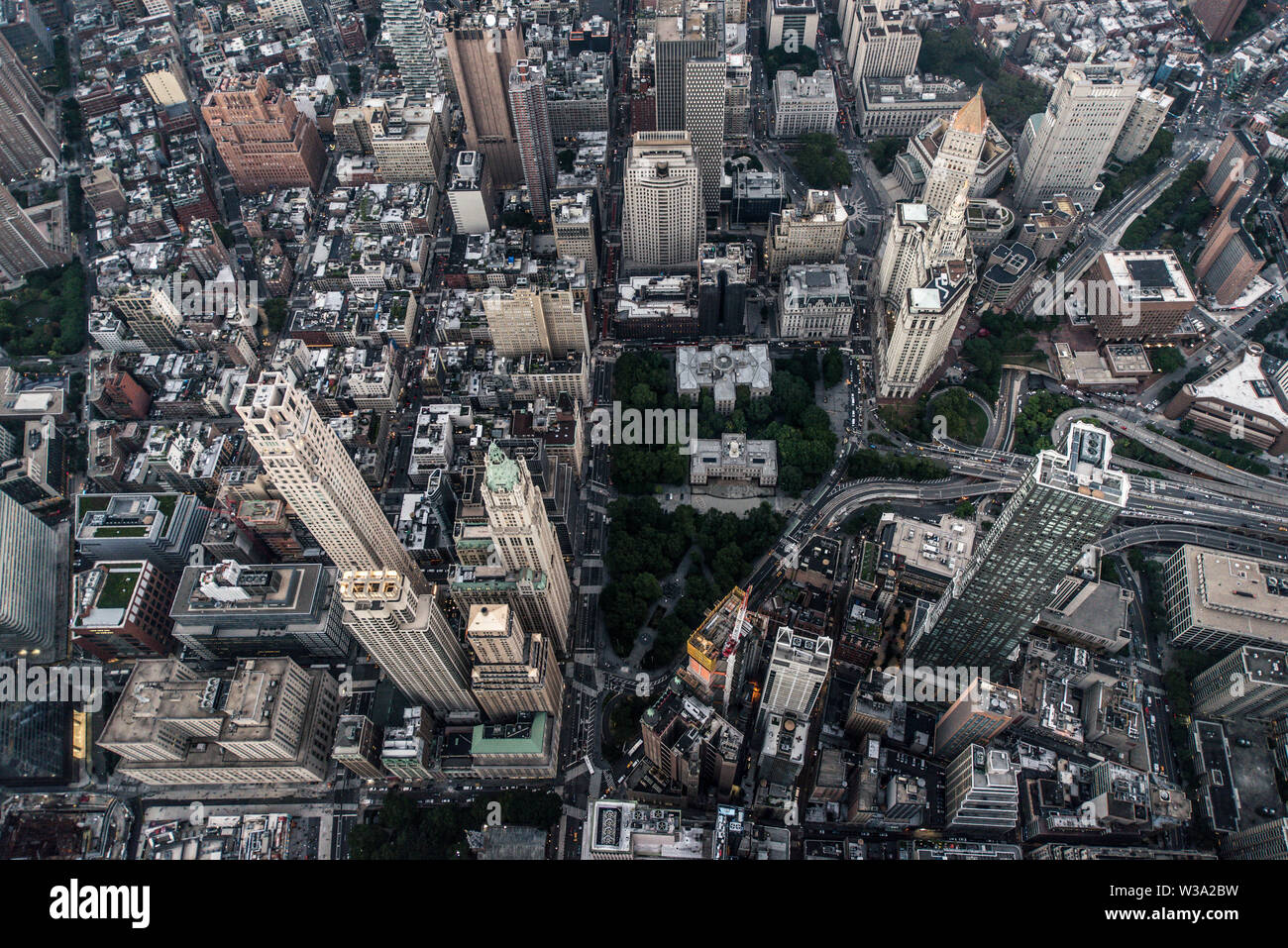 Flying above manhattan buildings city hi-res stock photography and ...