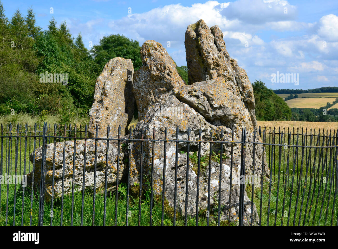 The Whispering Knight Burial Chamber, The Rollright Stones, Stone Court ...