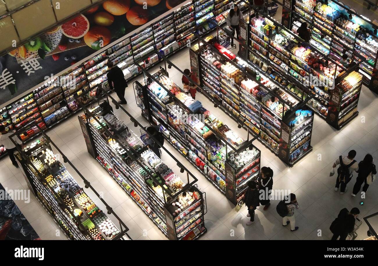 (190714) -- BEIJING, July 14, 2019 (Xinhua) -- Consumers select food at ...