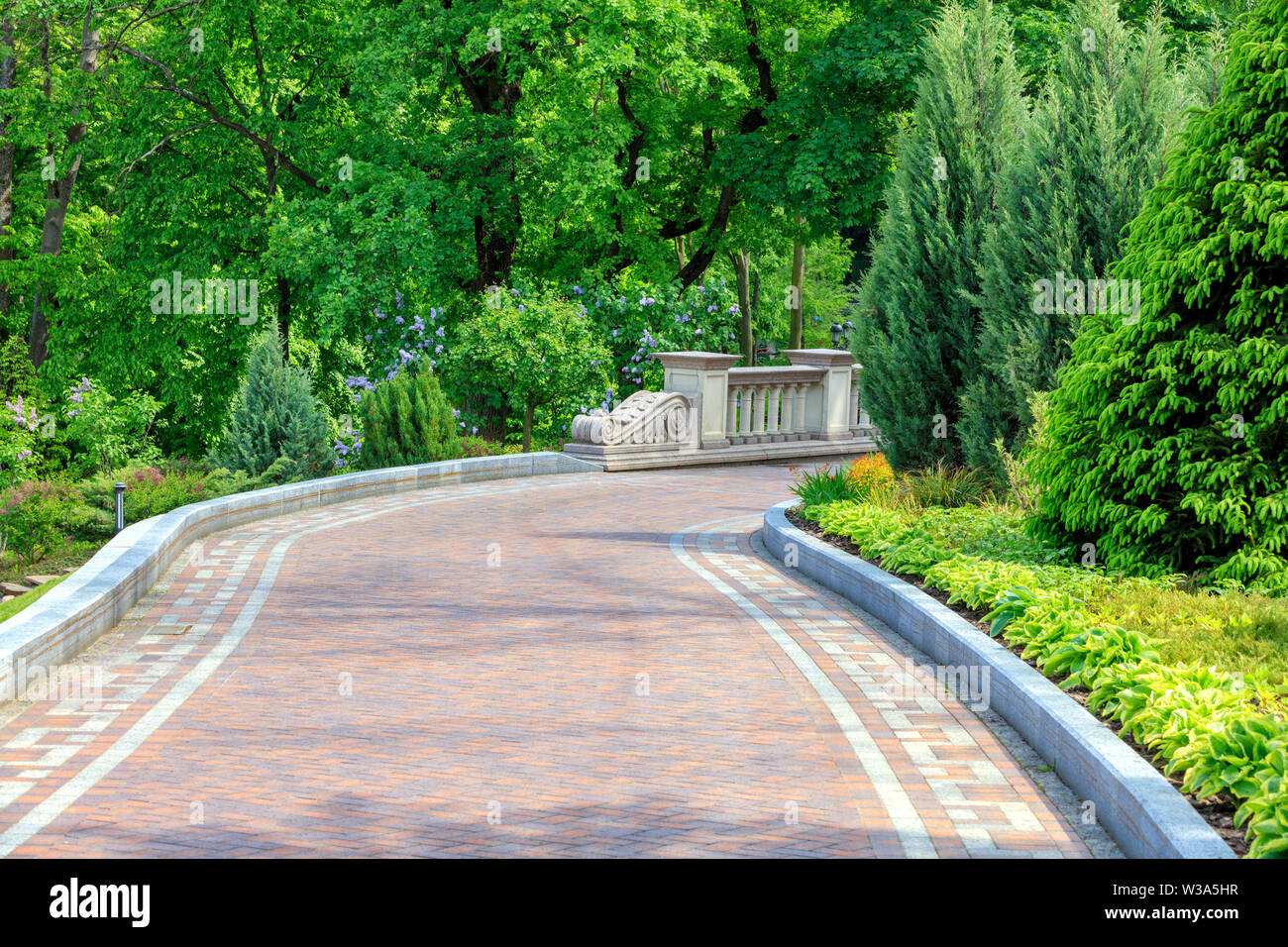 Path through park on a curve hi-res stock photography and images - Alamy