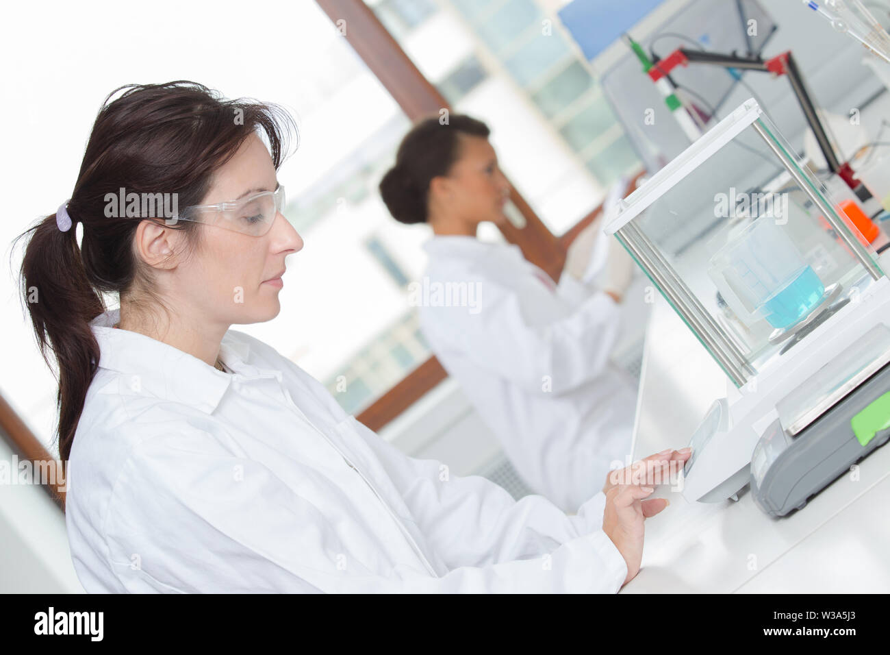 Using electronic scales hi-res stock photography and images - Alamy