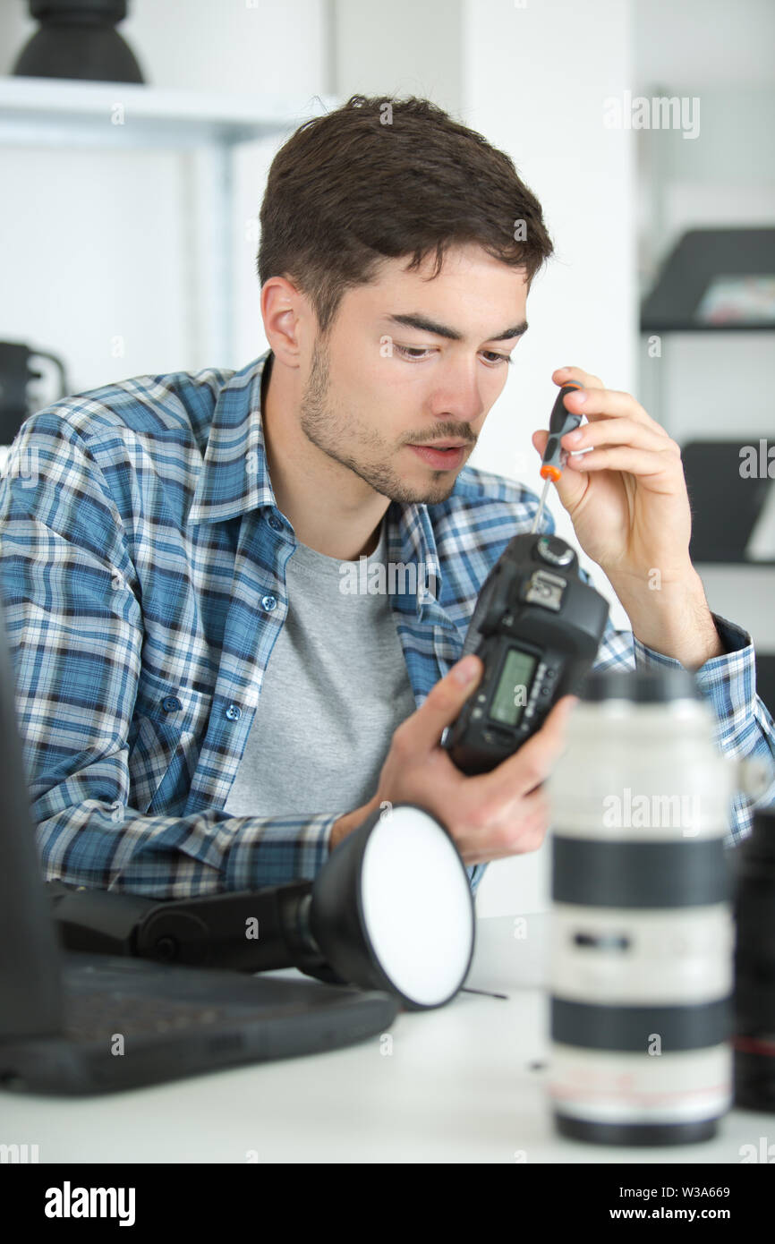 Man disassemble camera hi-res stock photography and images - Alamy