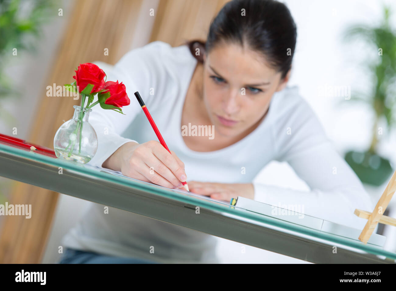 female artist drawing pictures in her workshop Stock Photo - Alamy