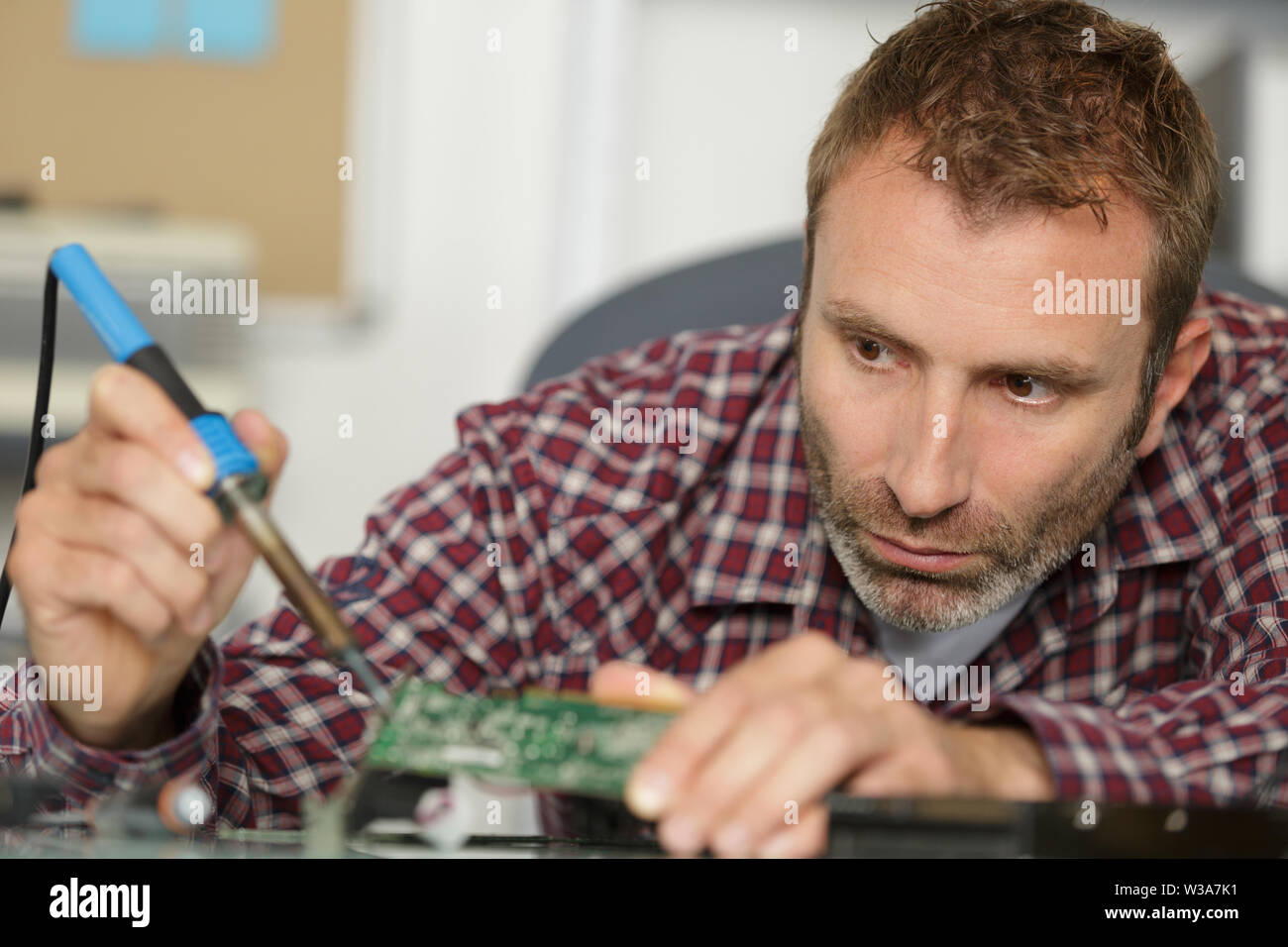 man solder a chip in a workshop close-up Stock Photo - Alamy