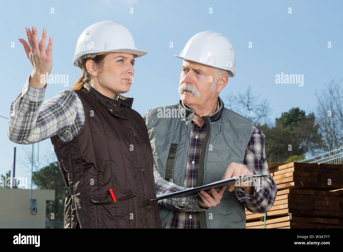 Man wearing hard hat side hi-res stock photography and images - Alamy