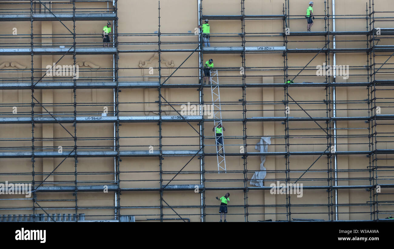 Melbourne Australia: Workers on scaffolding on a Melbourne worksite ...