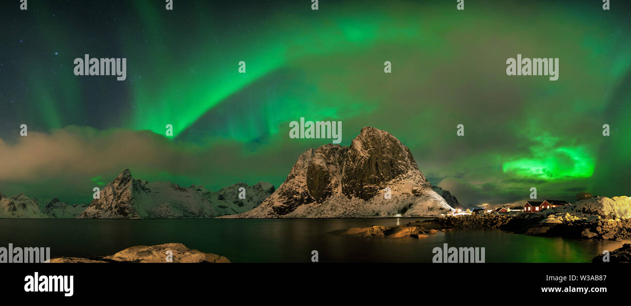 Northern lights above the beach hi-res stock photography and images - Alamy