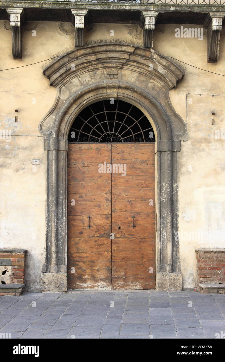 Wooden renaissance style front door hi-res stock photography and images ...