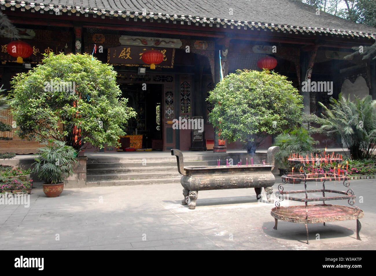 Hunyuan Hall at the Green Ram Temple or Green Goat Temple in Chengdu ...