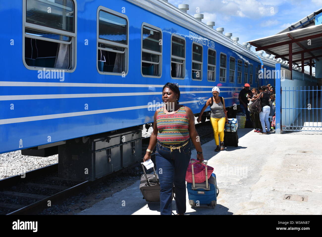 (190714) -- HAVANA, July 14, 2019 (Xinhua) -- Passengers walk to board ...