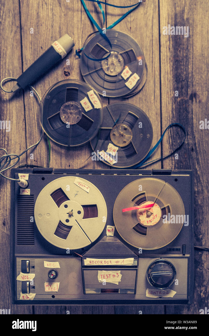 Tape recorder 1970s microphone hi-res stock photography and images - Alamy