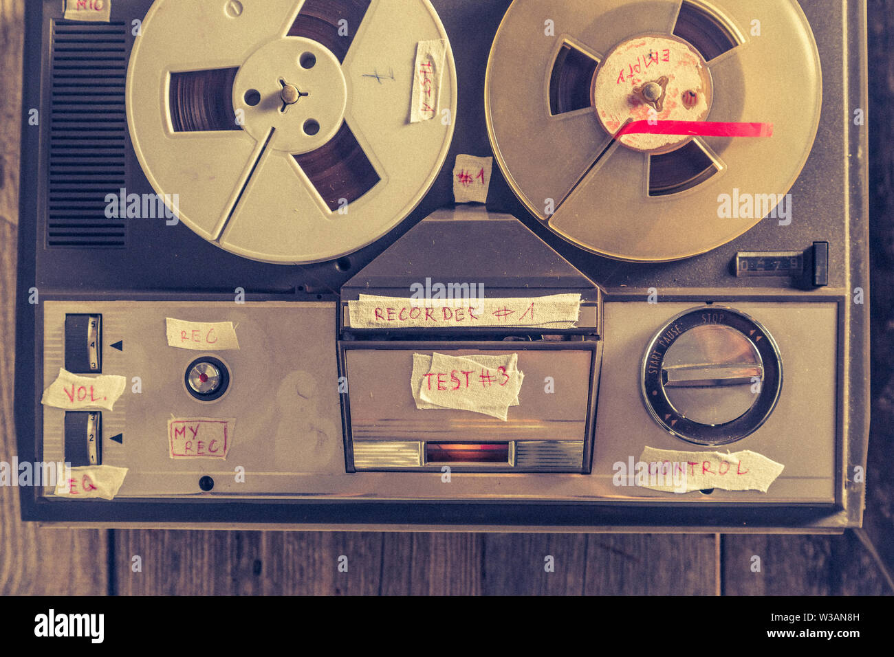 Tape recorder 1970s microphone hi-res stock photography and images - Alamy