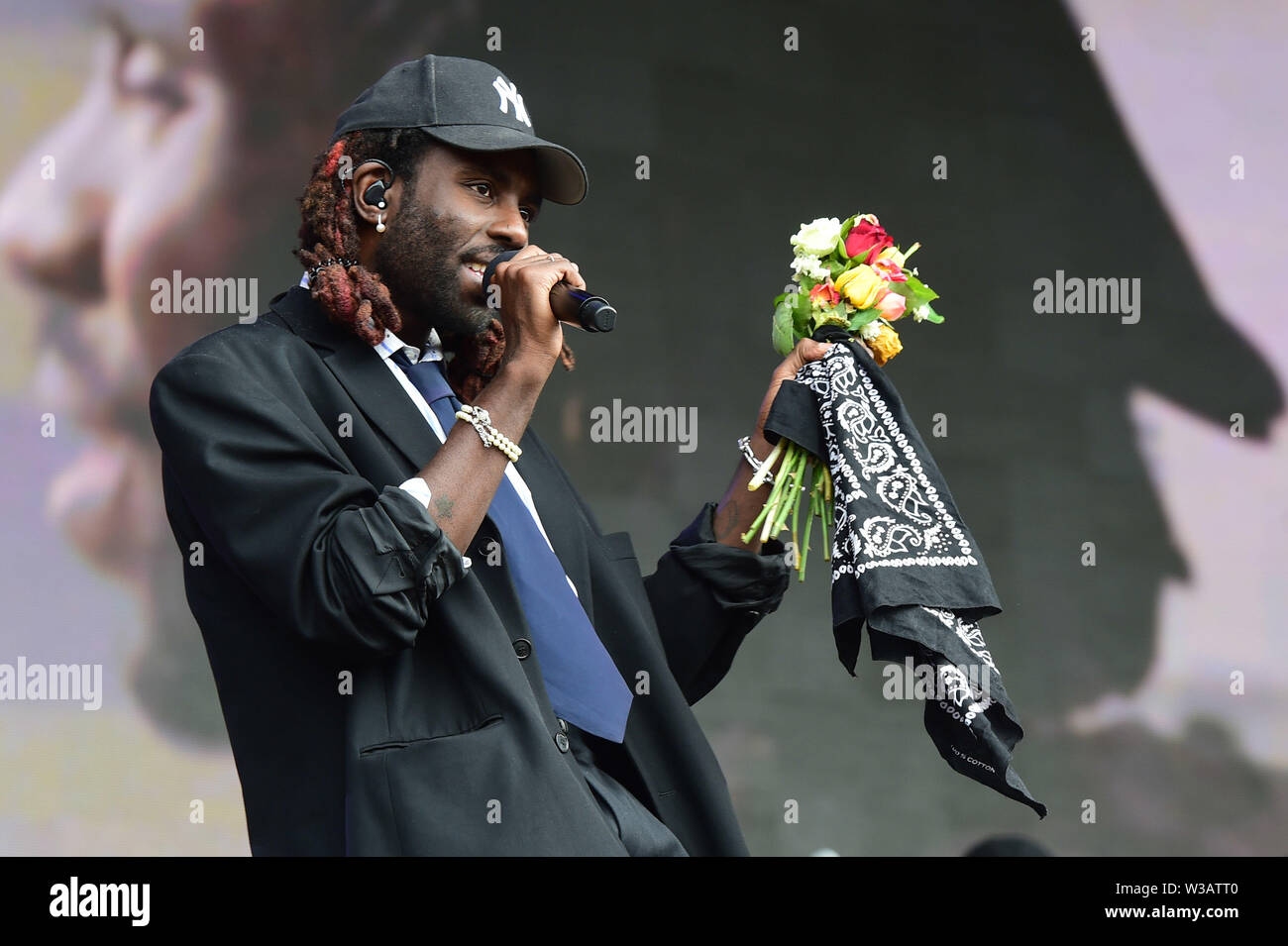 Dev hynes blood orange performing hi-res stock photography and images ...