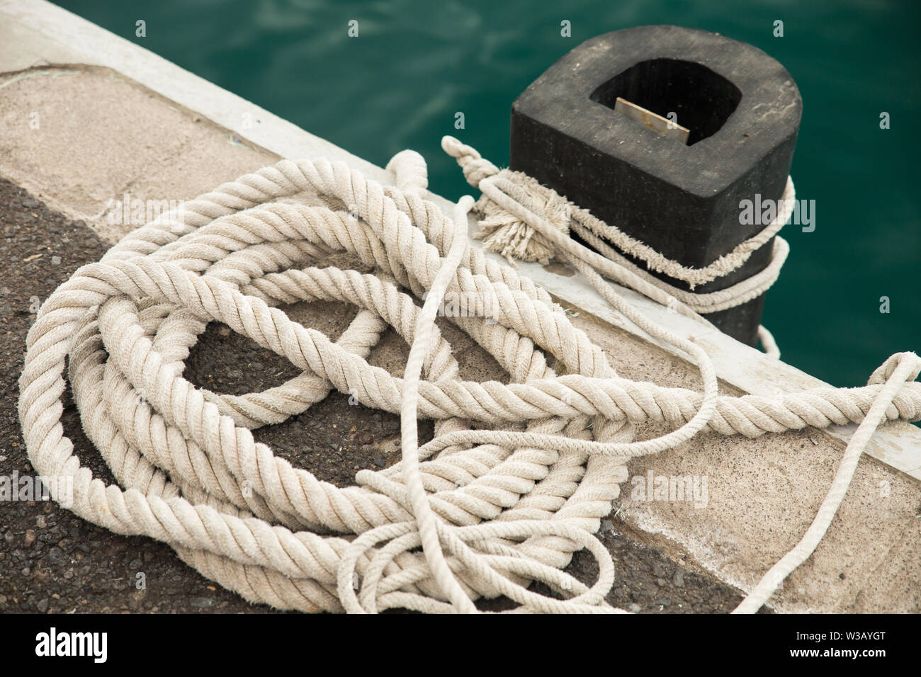 Rope to dock hi-res stock photography and images - Alamy