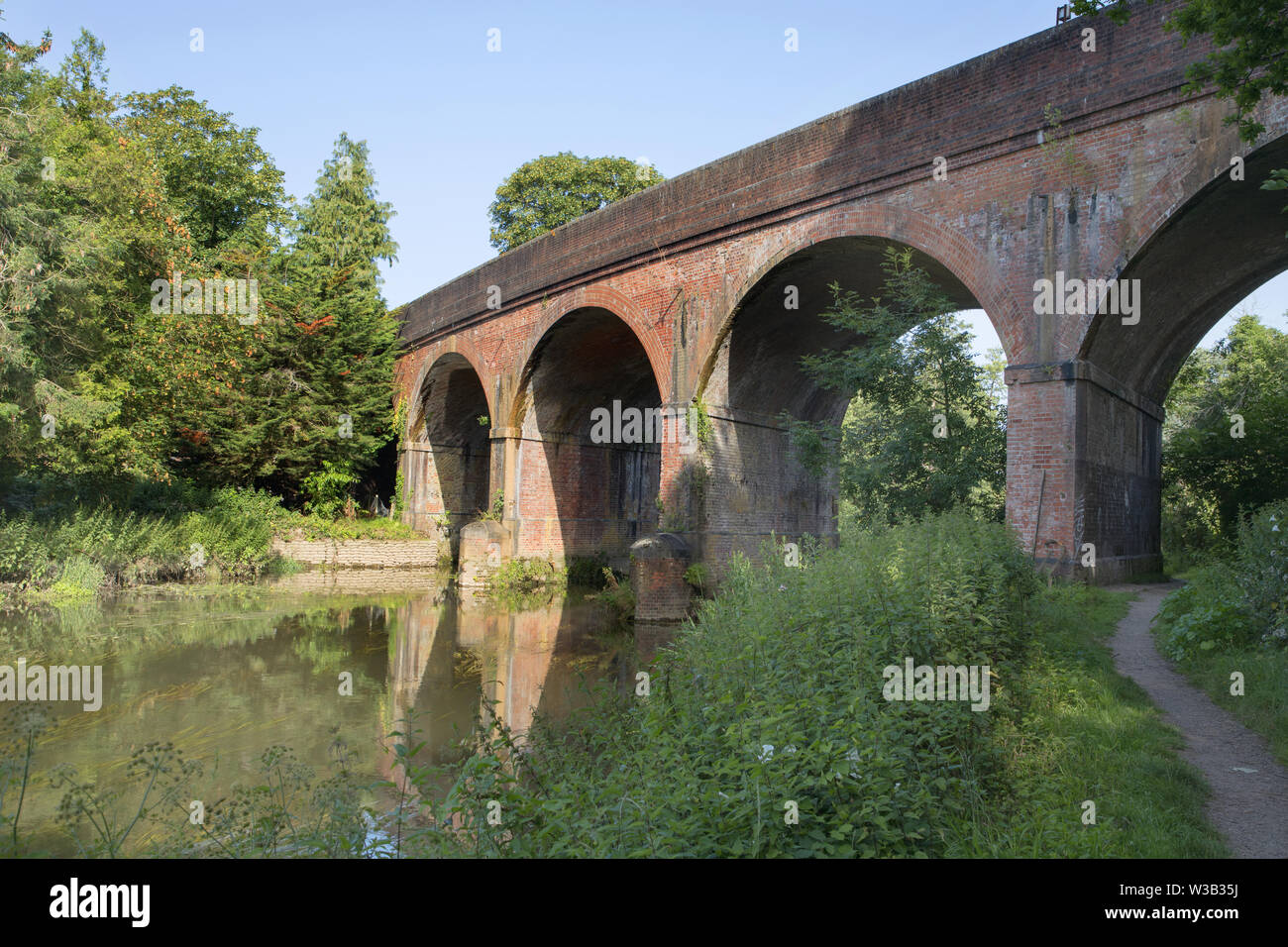 Leatherhead bridge river mole surrey hi-res stock photography and ...