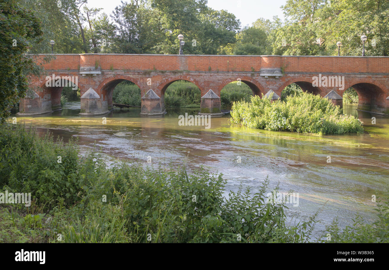 leatherhead town bridge across the river mole surrey Stock Photo - Alamy