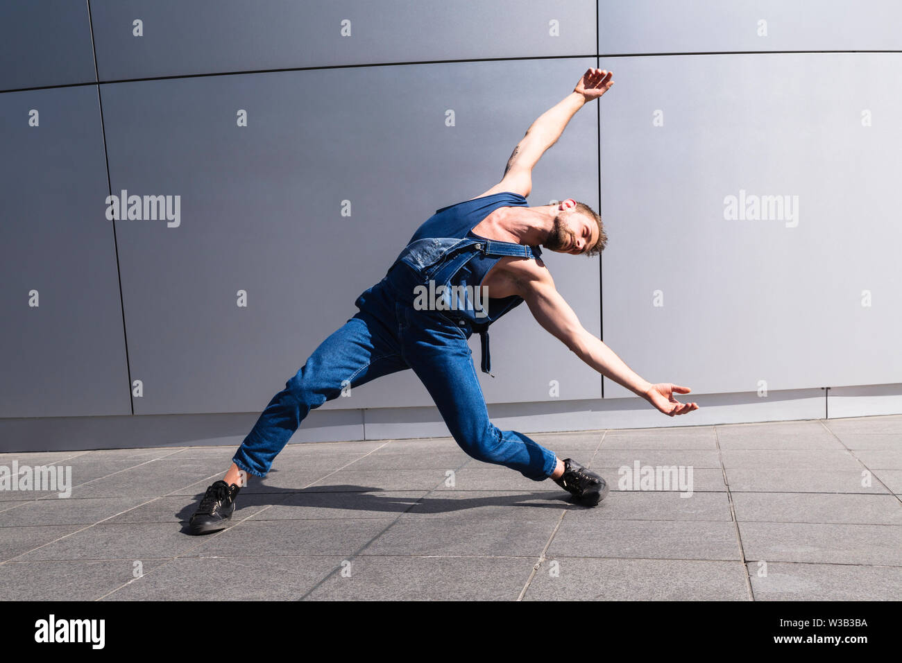 Hand stand dance floor hi-res stock photography and images - Alamy