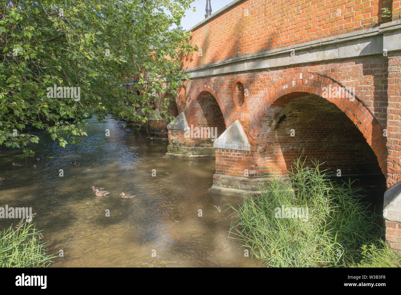 leatherhead town bridge across the river mole surrey Stock Photo - Alamy