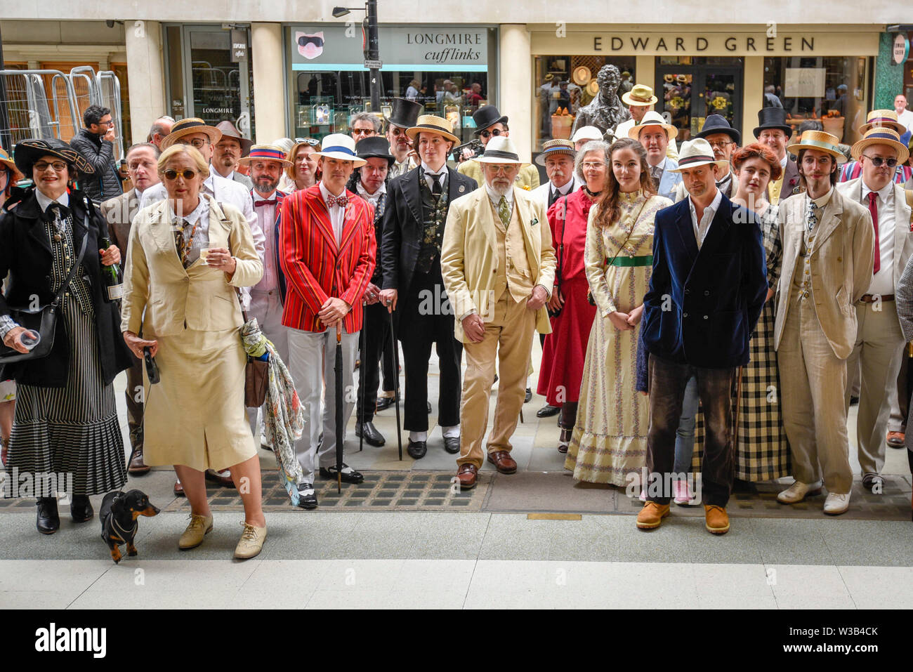 Chap flaneur hi-res stock photography and images - Alamy