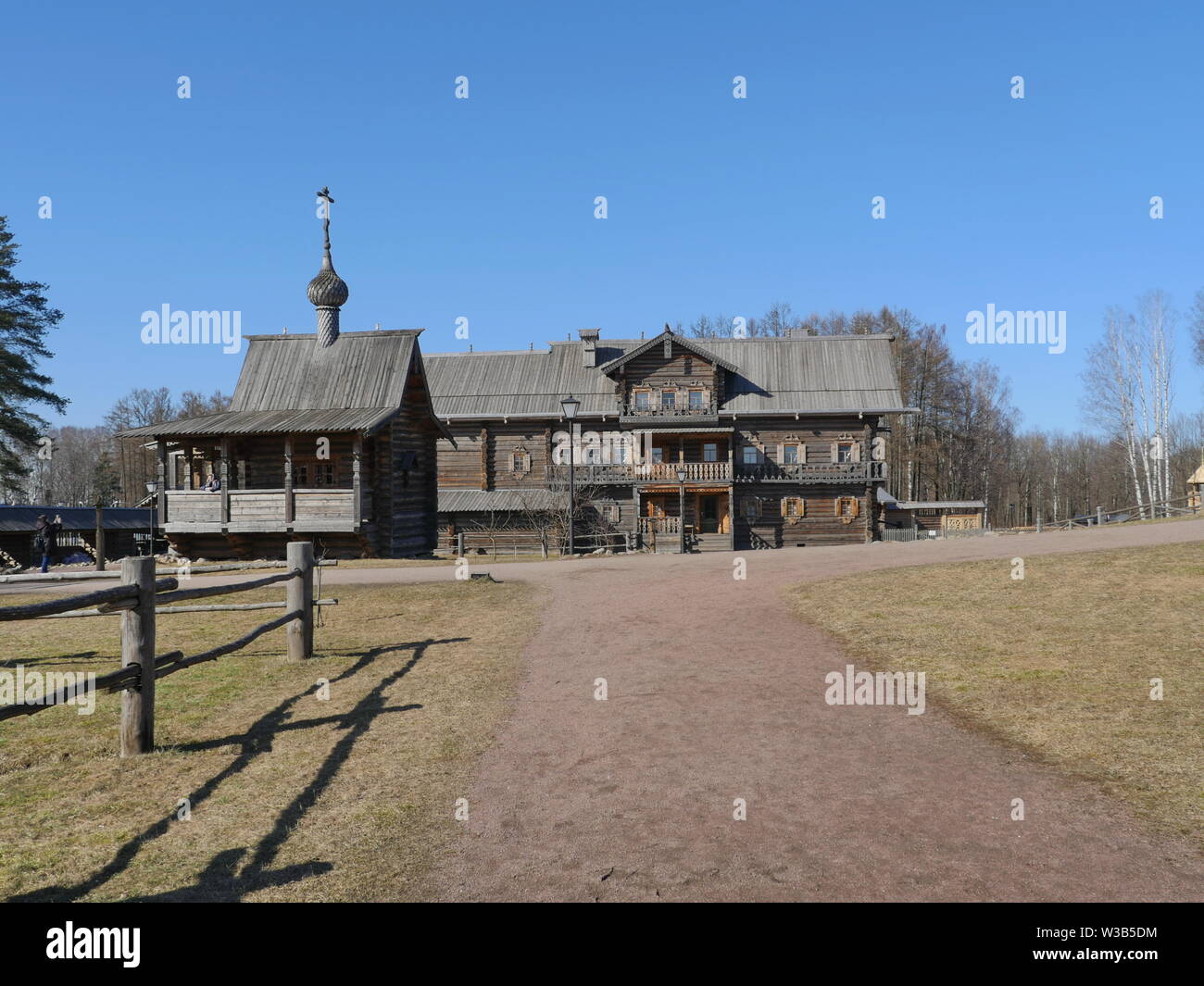 Traditional 19th century russian house hi-res stock photography and ...