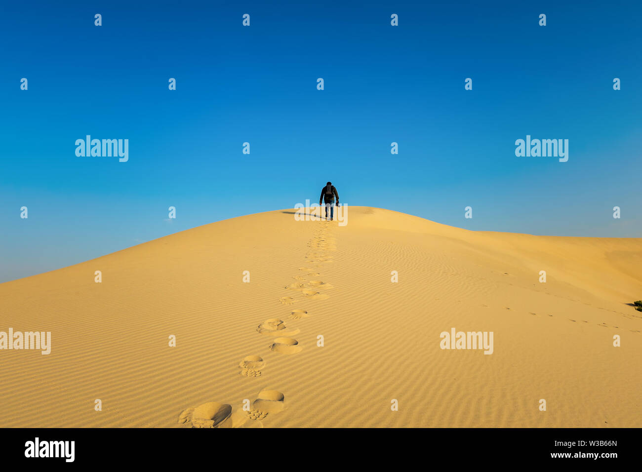 Adventure Photographer in Desert Dammam Saudi Arabia Stock Photo - Alamy