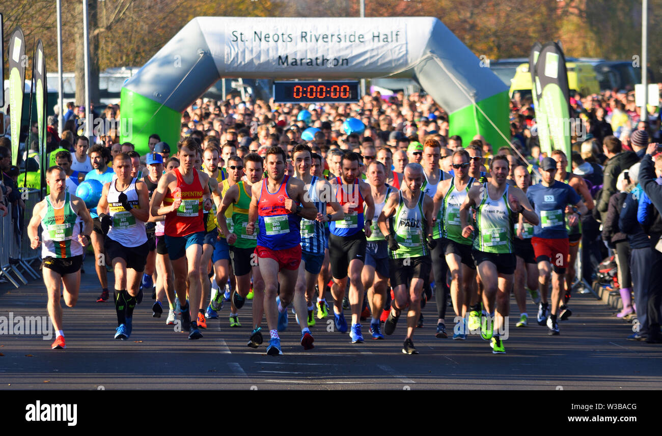 Female marathon runner start hi-res stock photography and images - Alamy