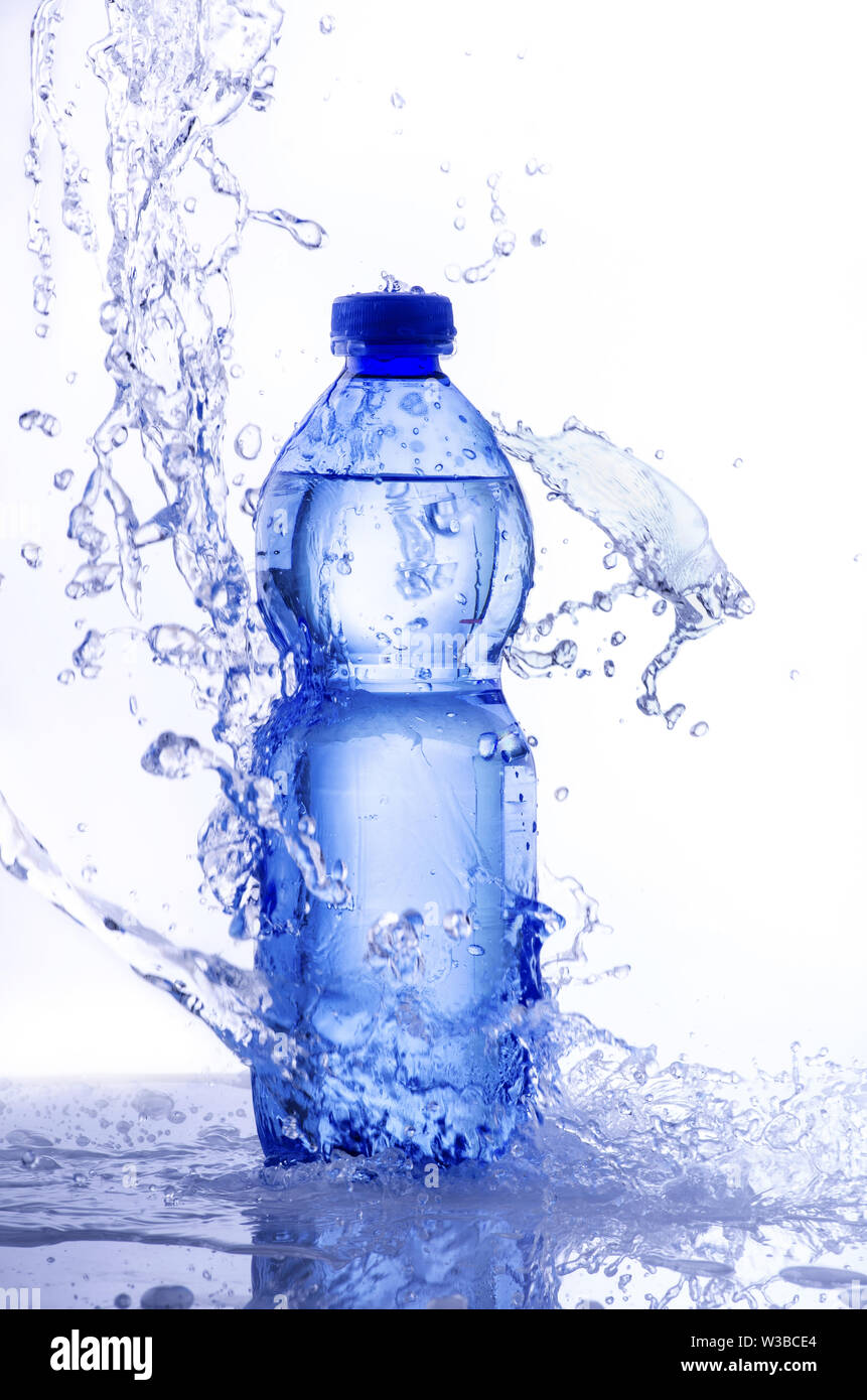 fresh and thirst-quenching water in a blue bottle with splashes Stock ...