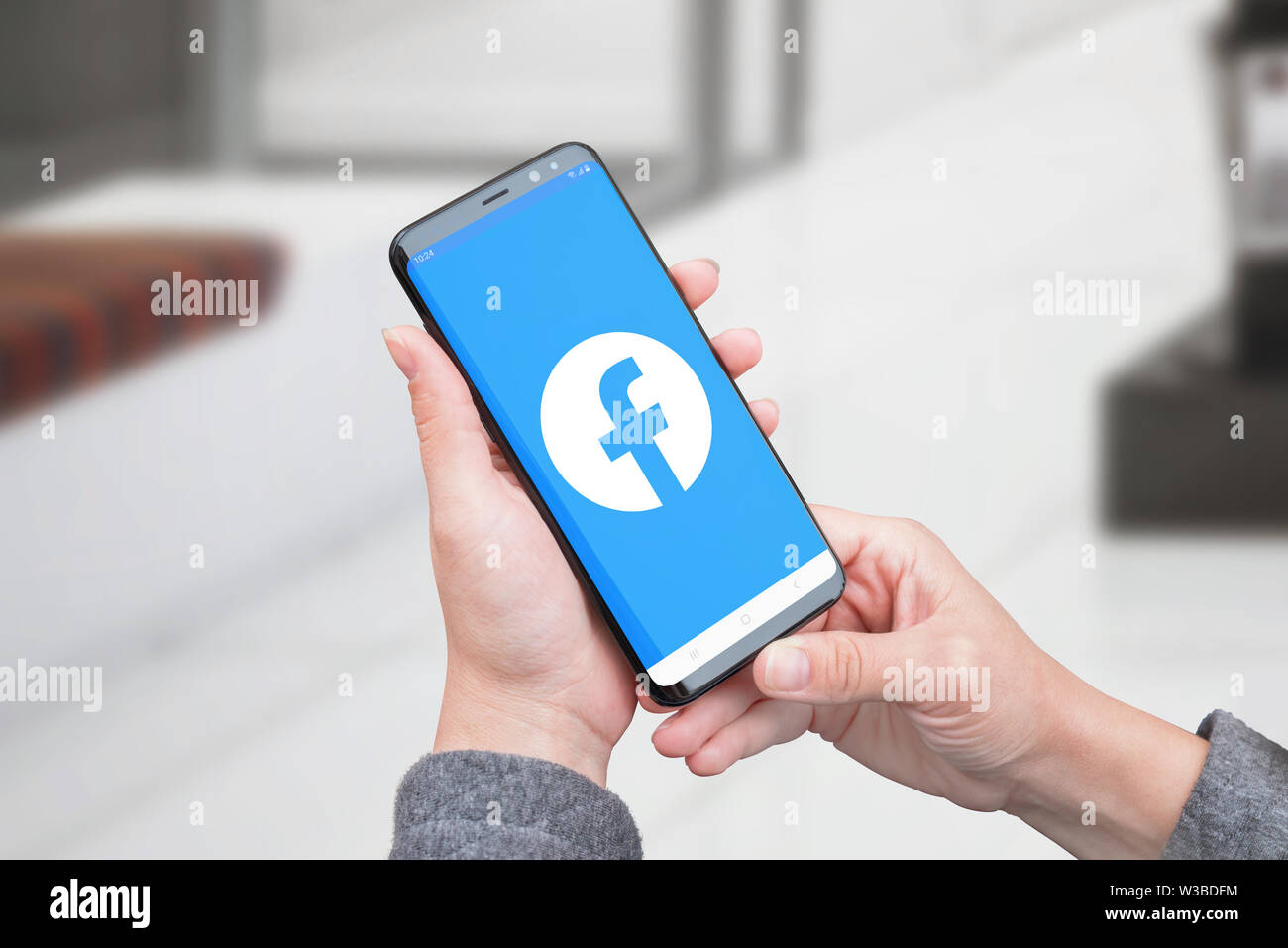 Facebook logo phone hi-res stock photography and images - Alamy