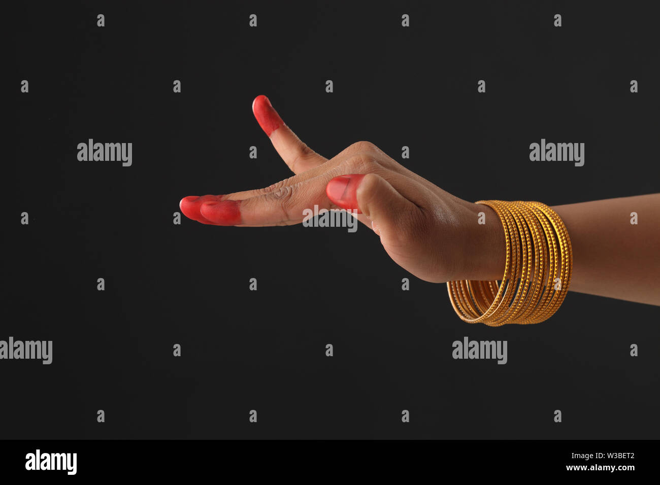 Indian woman performing mrigashirsha hasta of Bharatanatyam dance Stock ...