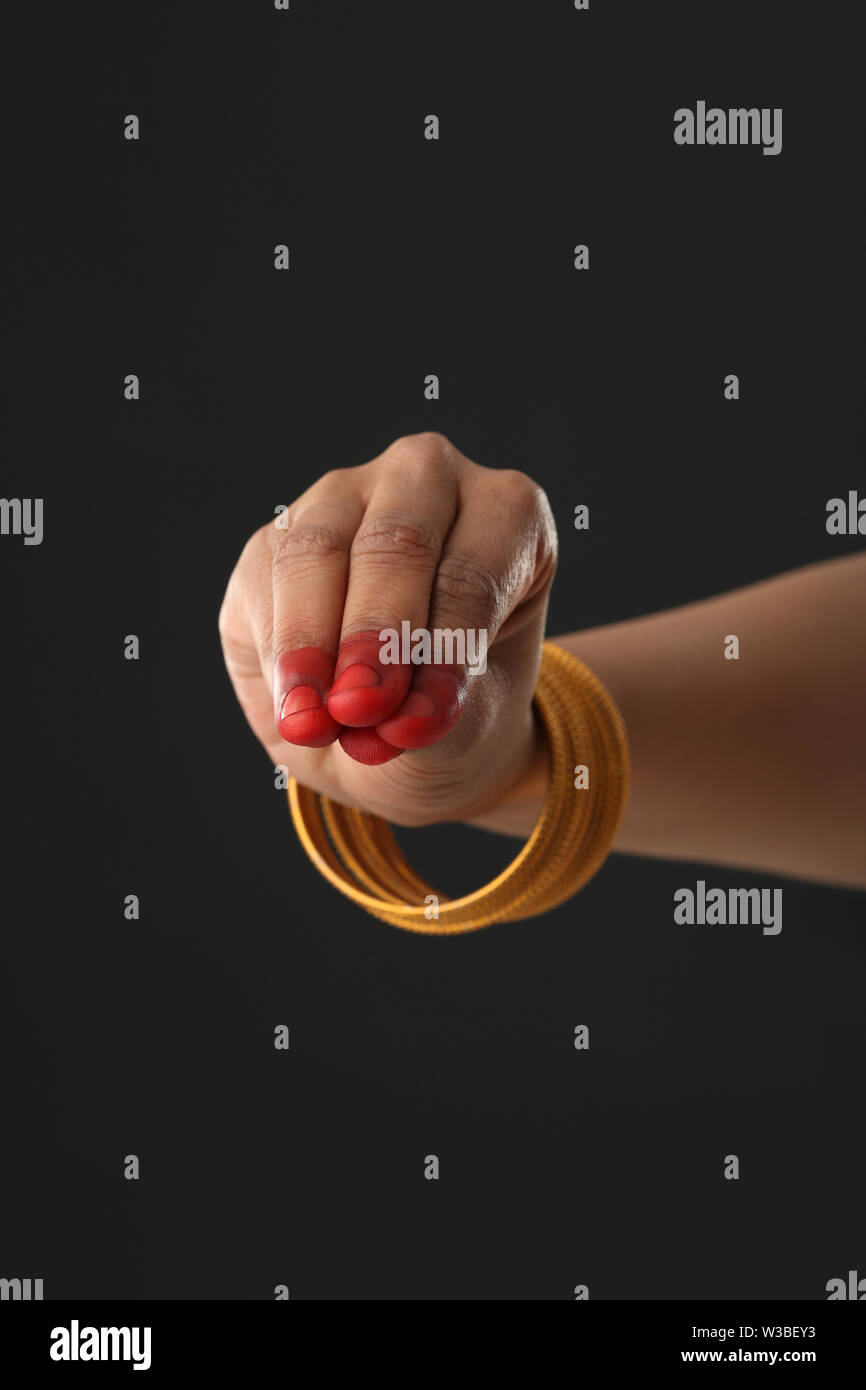 Indian woman performing mukula hasta of Bharatanatyam dance Stock Photo ...