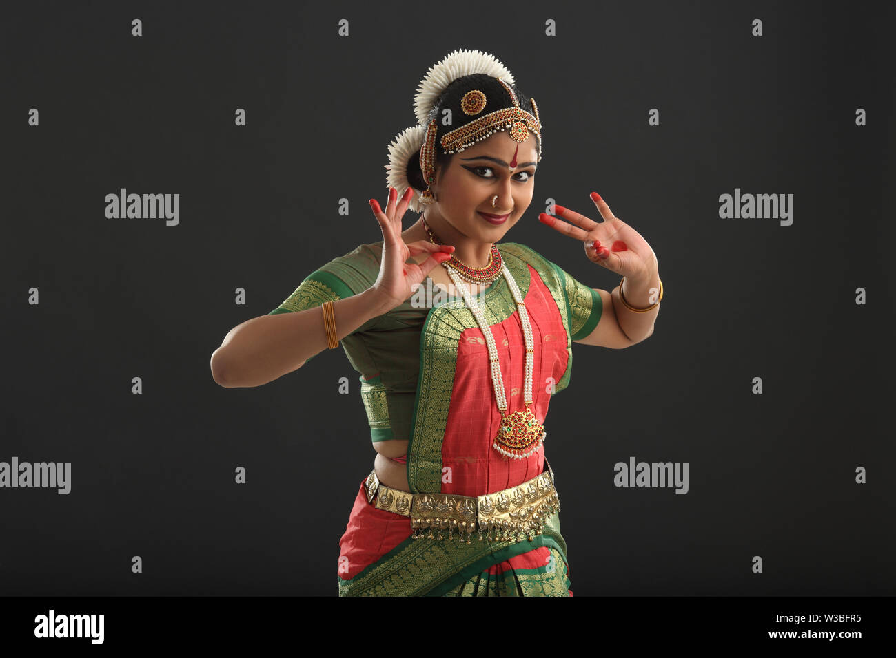 Woman performing hamsaya hasta of Bharatanatyam dance Stock Photo - Alamy