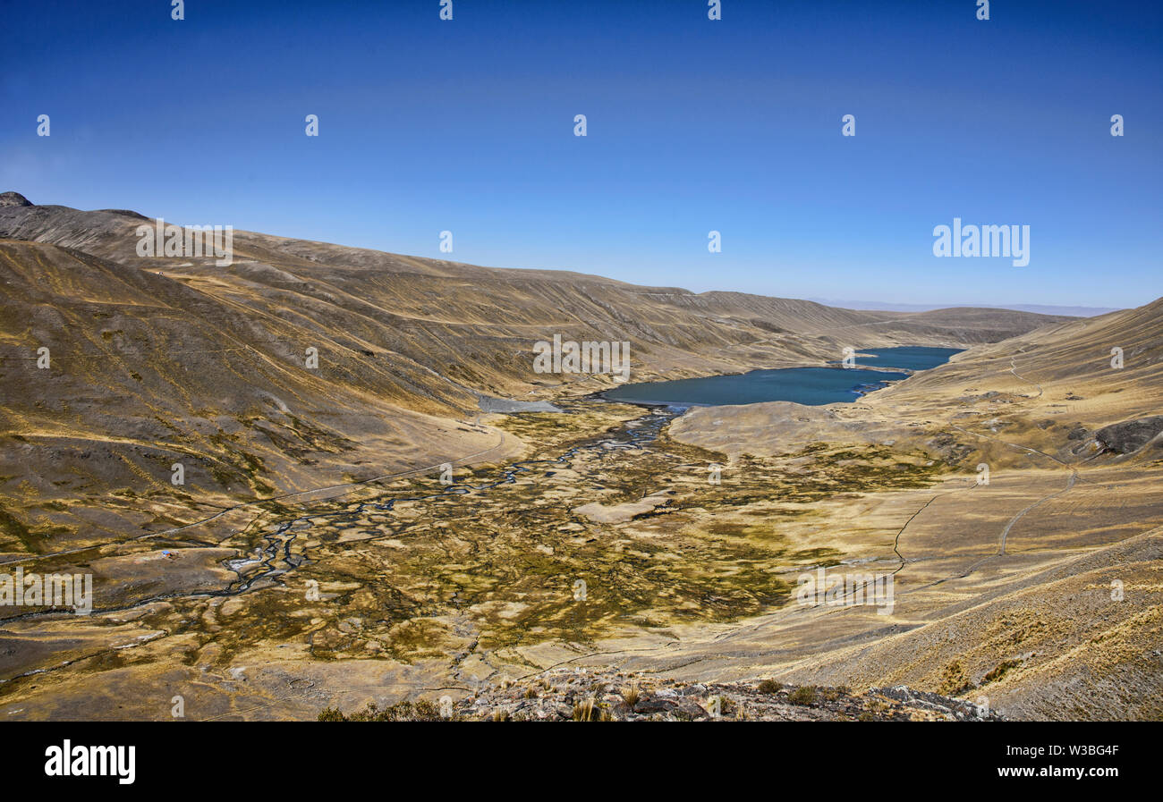 Trekking above Lake Khara Khota (Q'ara Quta) along the Cordillera Real ...