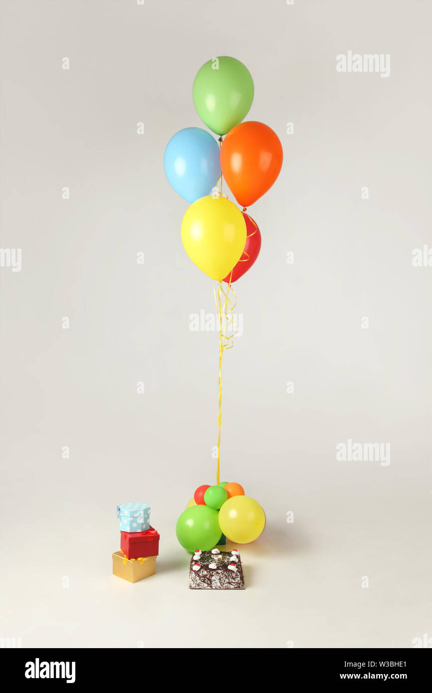 Cake box with string hi-res stock photography and images - Alamy