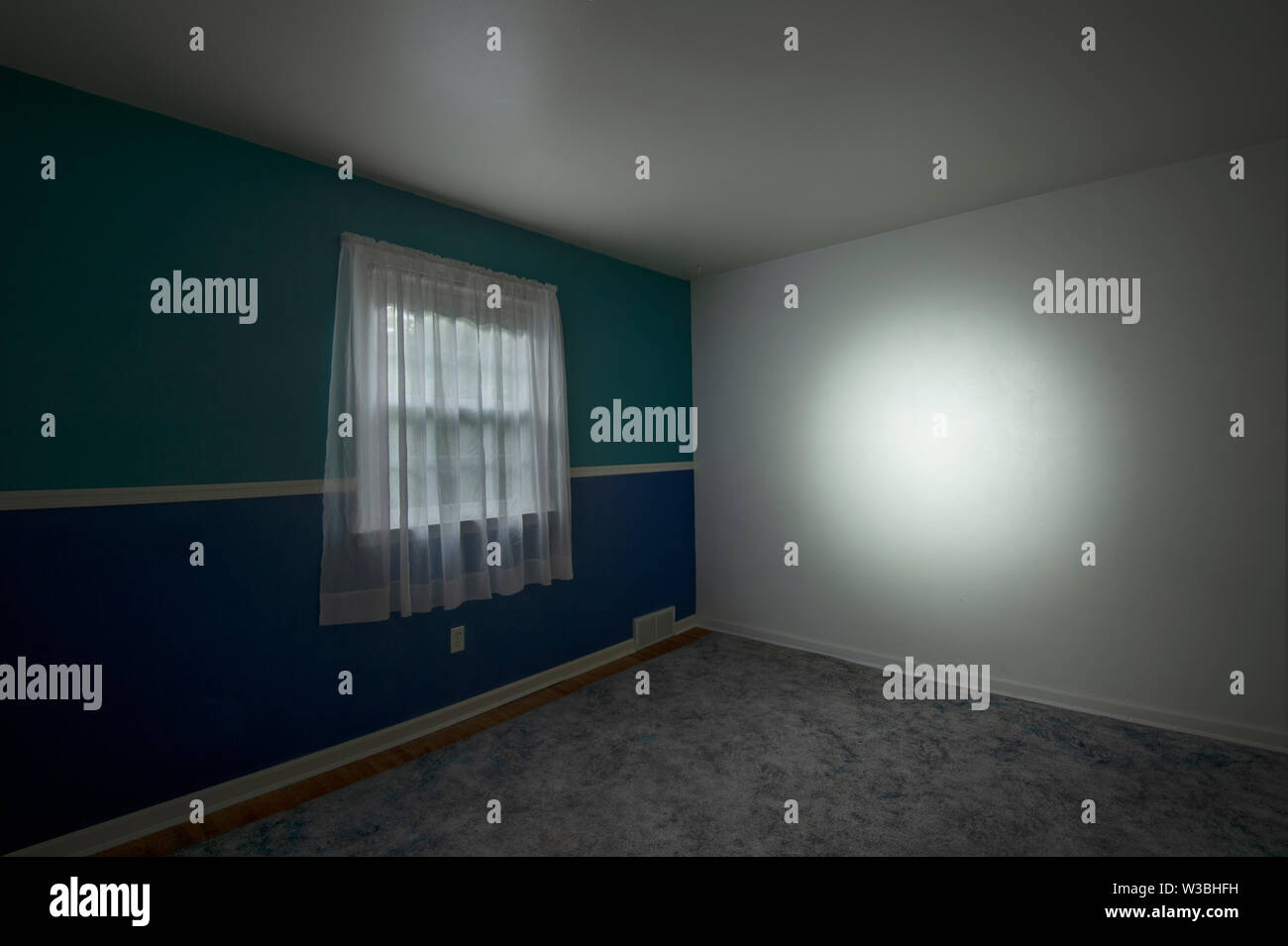 Dark room with window light hi-res stock photography and images - Alamy