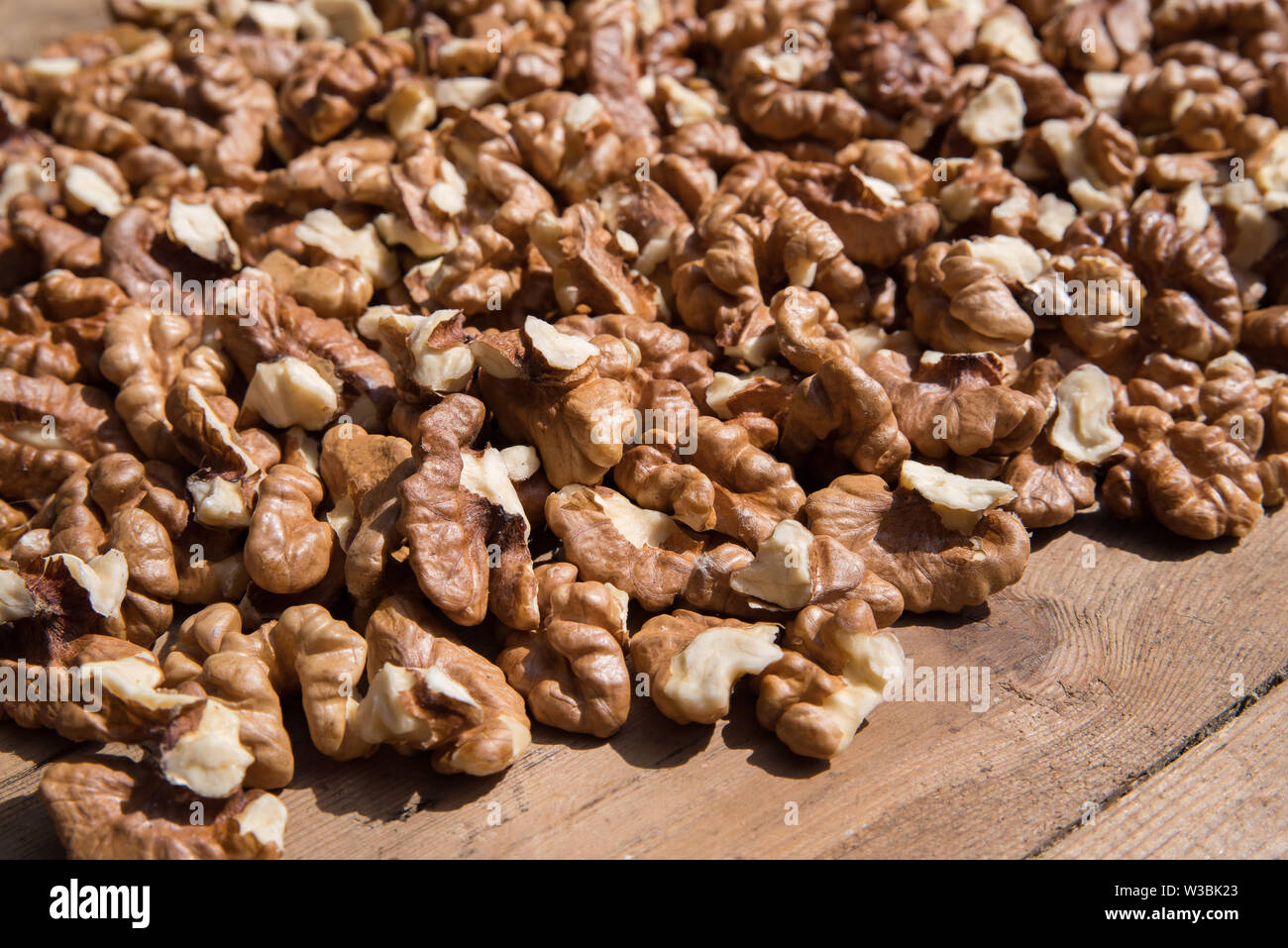 Pile of walnuts hi-res stock photography and images - Alamy