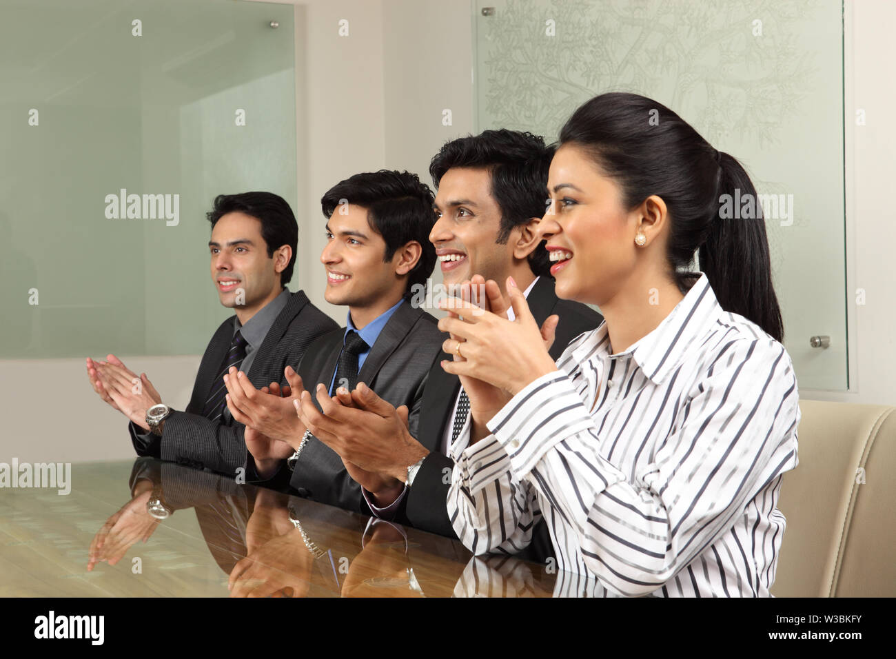 Business executives clapping in a meeting Stock Photo - Alamy