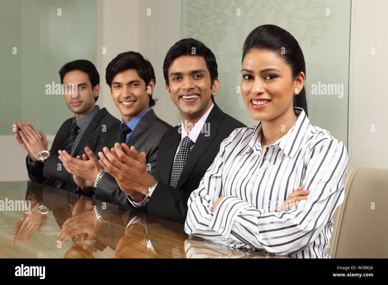 Business executives clapping in a meeting Stock Photo - Alamy