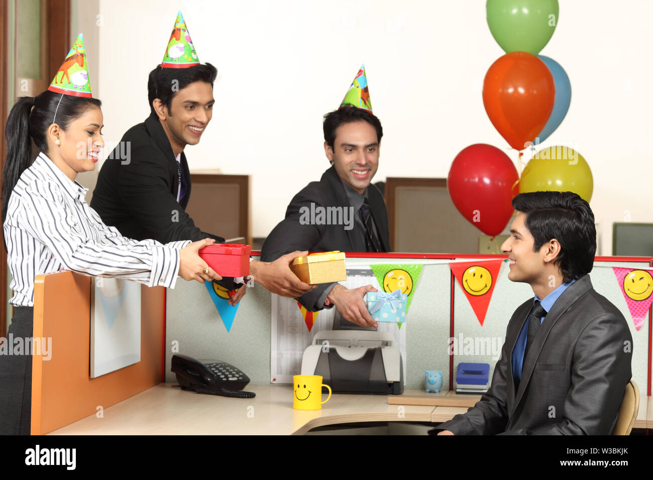 Birthday celebration in office 20 25 years hi-res stock photography and ...