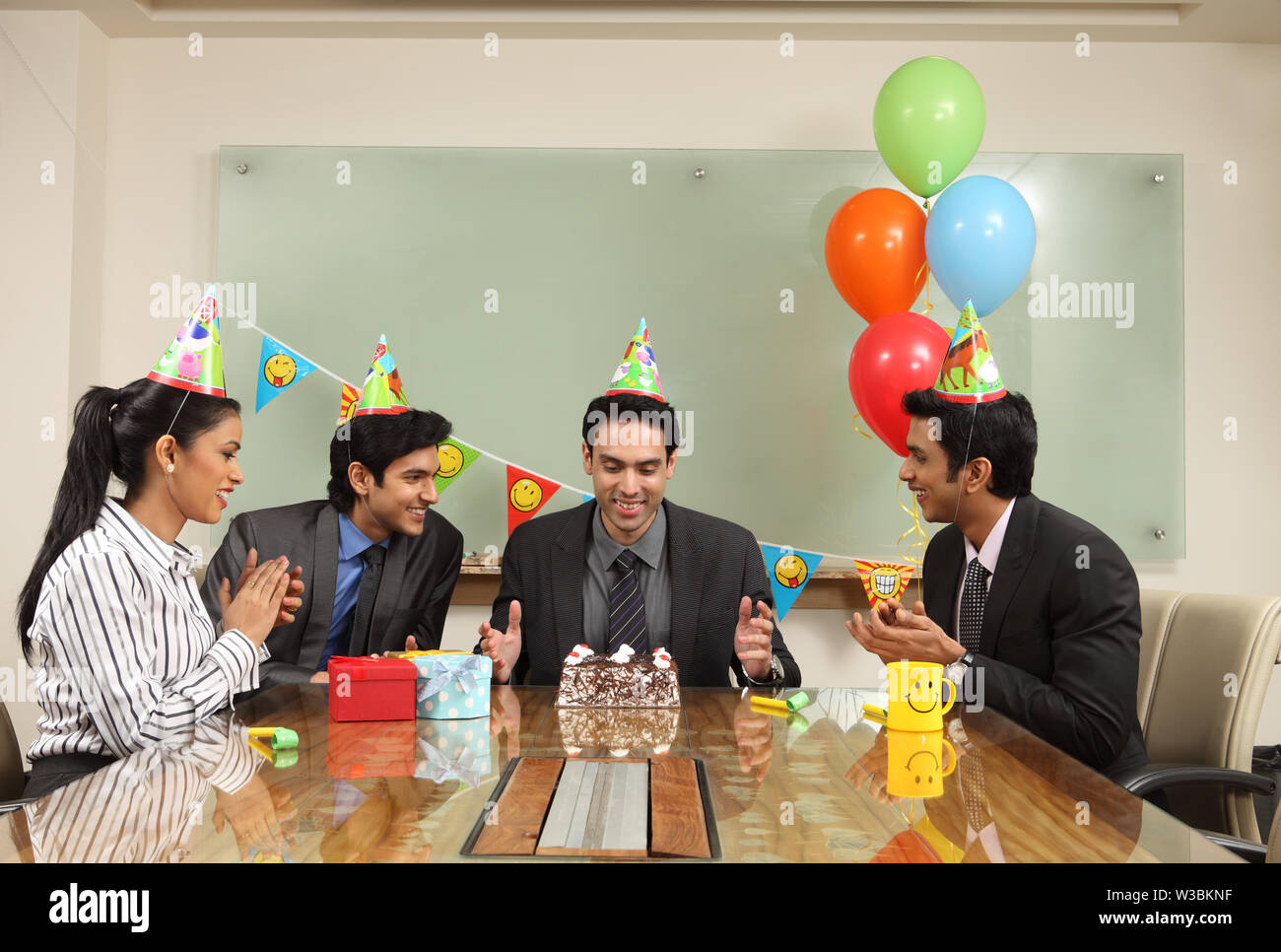 Birthday celebration in office 20 25 years hi-res stock photography and ...