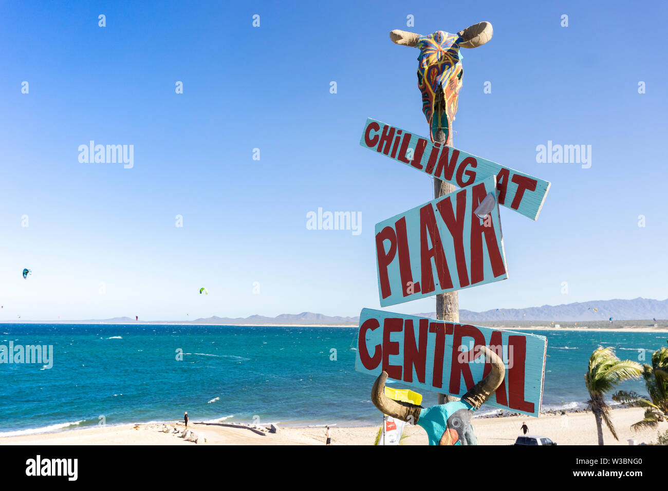 chilling on the beach sign with a skull on top Stock Photo - Alamy