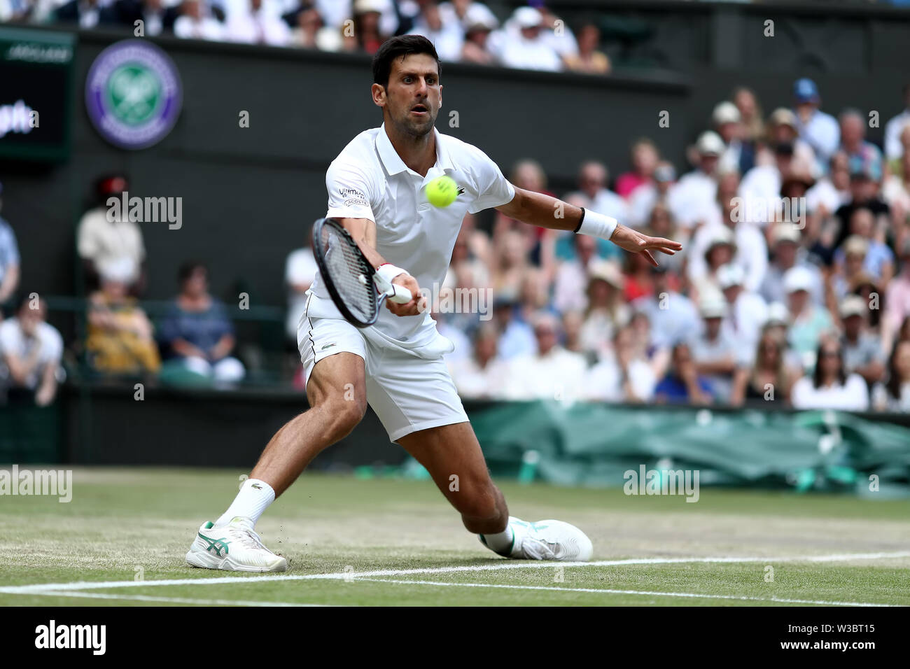 Novak djokovic return of serve hi-res stock photography and images - Alamy