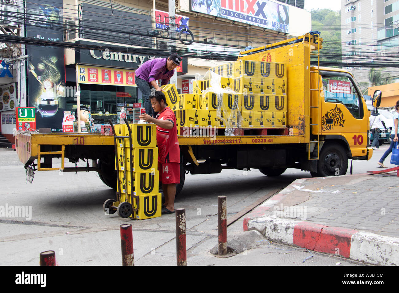 Beer delivery service hi-res stock photography and images - Alamy