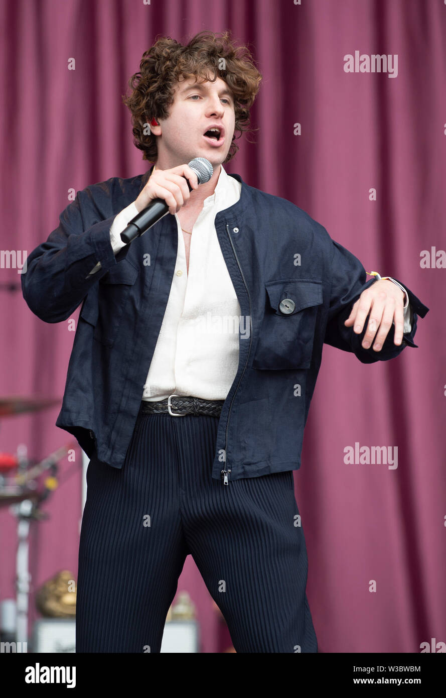 Lead singer luke pritchard hi-res stock photography and images - Alamy