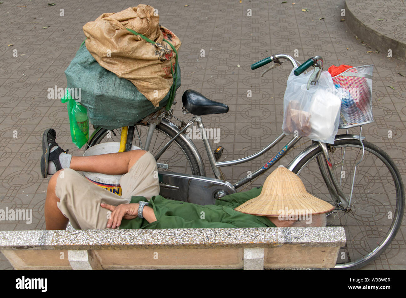 Man homeless bicycle hi-res stock photography and images - Alamy