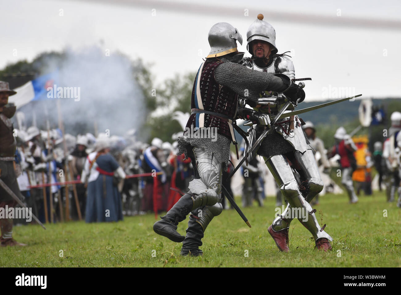Medieval re-renactors stage a re-enactment of the Battle of Tewkesbury ...