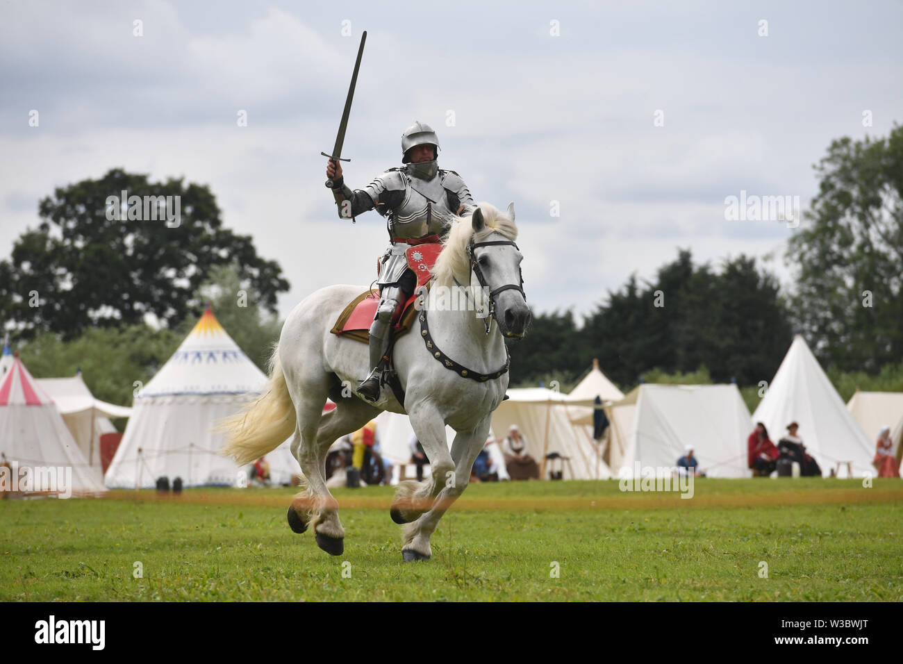 Medieval re-renactors stage a re-enactment of the Battle of Tewkesbury ...